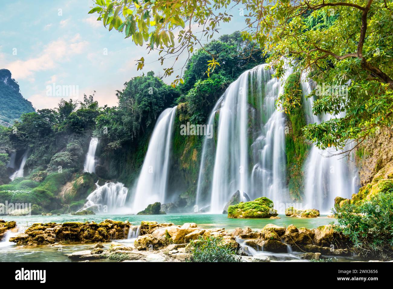 Beautiful pictures of Ban Gioc waterfalls located at border of Vietnam ...
