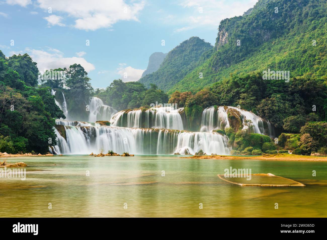 Beautiful pictures of Ban Gioc waterfalls located at border of Vietnam ...