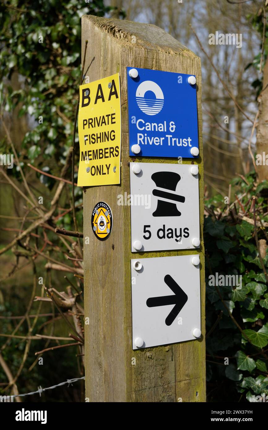 Temporary moorings canal hi-res stock photography and images - Alamy