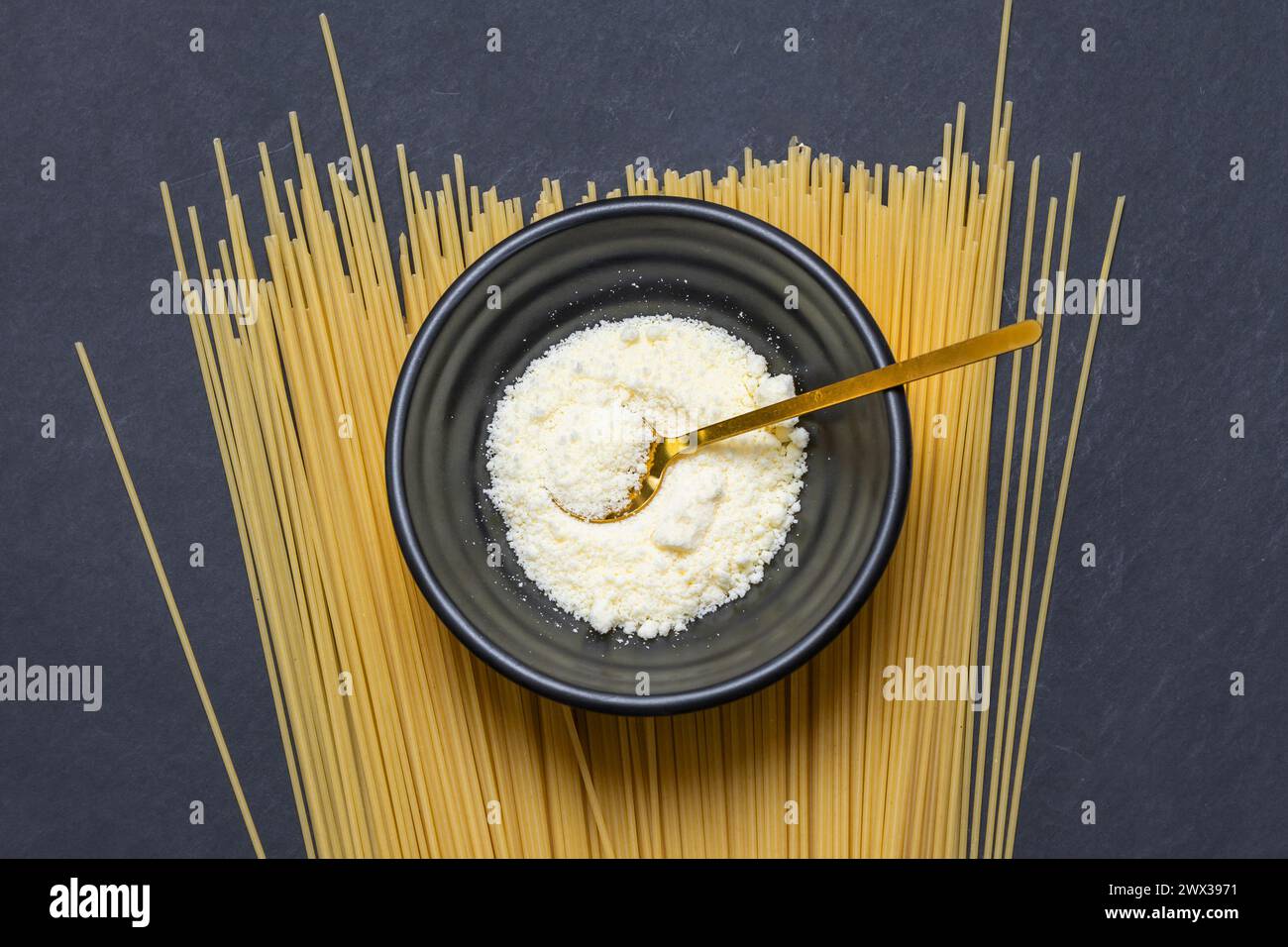 Spaghetti pasta on pot boiling hi-res stock photography and images - Alamy