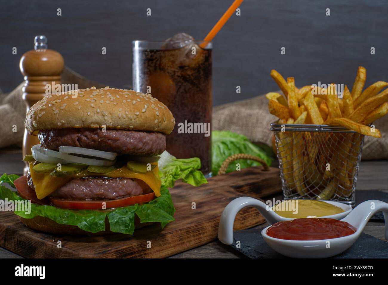 Complete burger with lettuce, cucumber, tomato, onion and cheddar ...