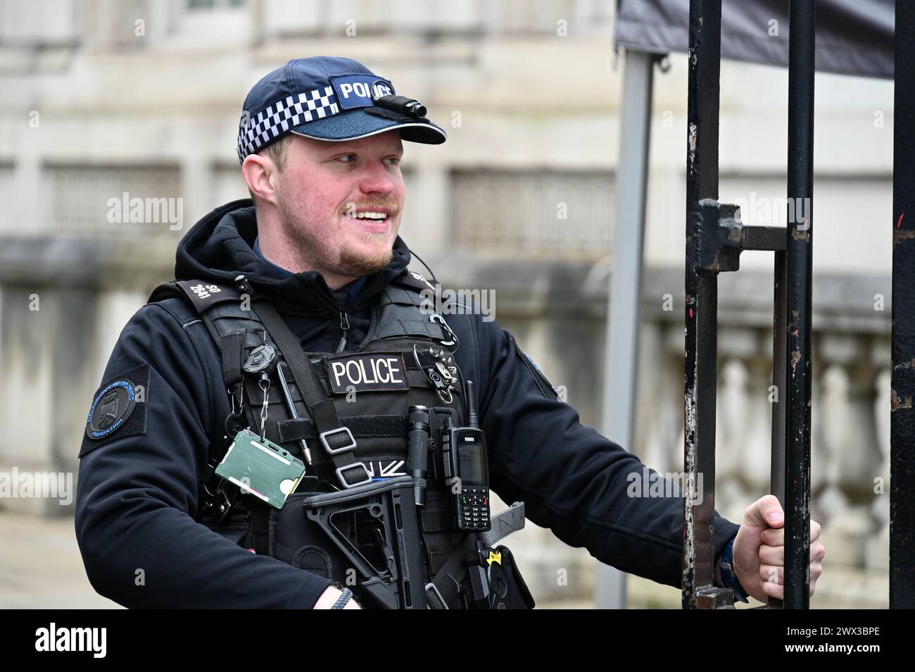 London metropolitan police firearms hi-res stock photography and images ...