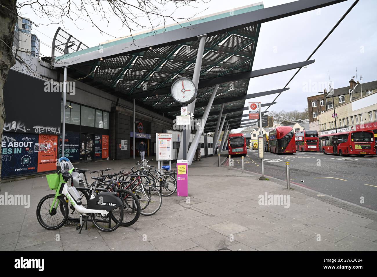 Bus bays hi-res stock photography and images - Alamy