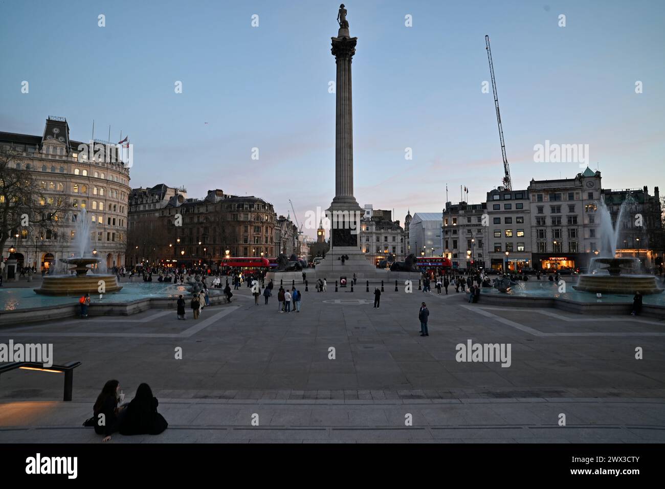 Statue red bus trafalgar square hi-res stock photography and images - Alamy