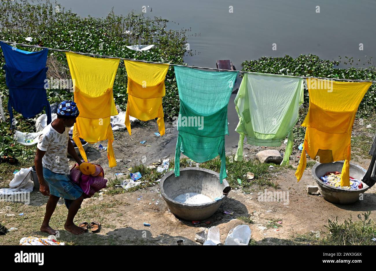 Dhobi wallah washing clothes dhobi hi-res stock photography and images ...