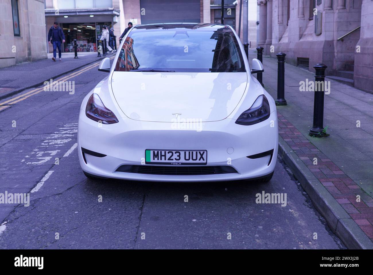 Electric cars in uk hi-res stock photography and images - Alamy