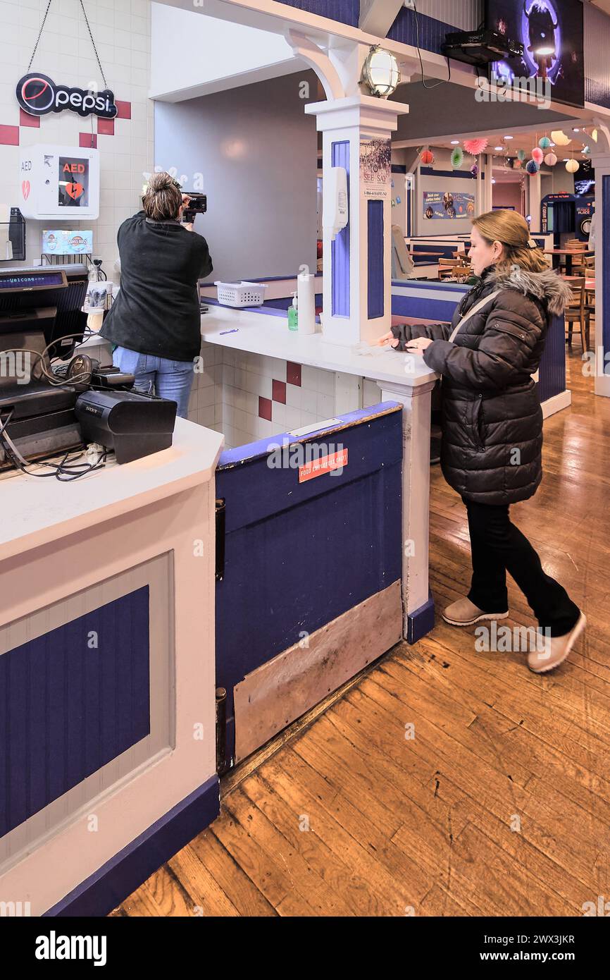 Busy coffee shop interior hi-res stock photography and images - Alamy