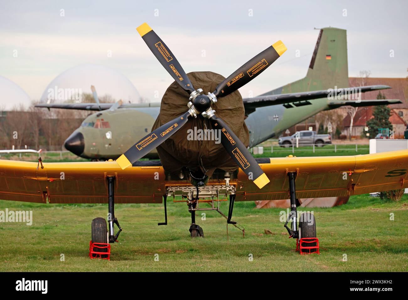 Small fire fighting aircraft hi-res stock photography and images - Alamy