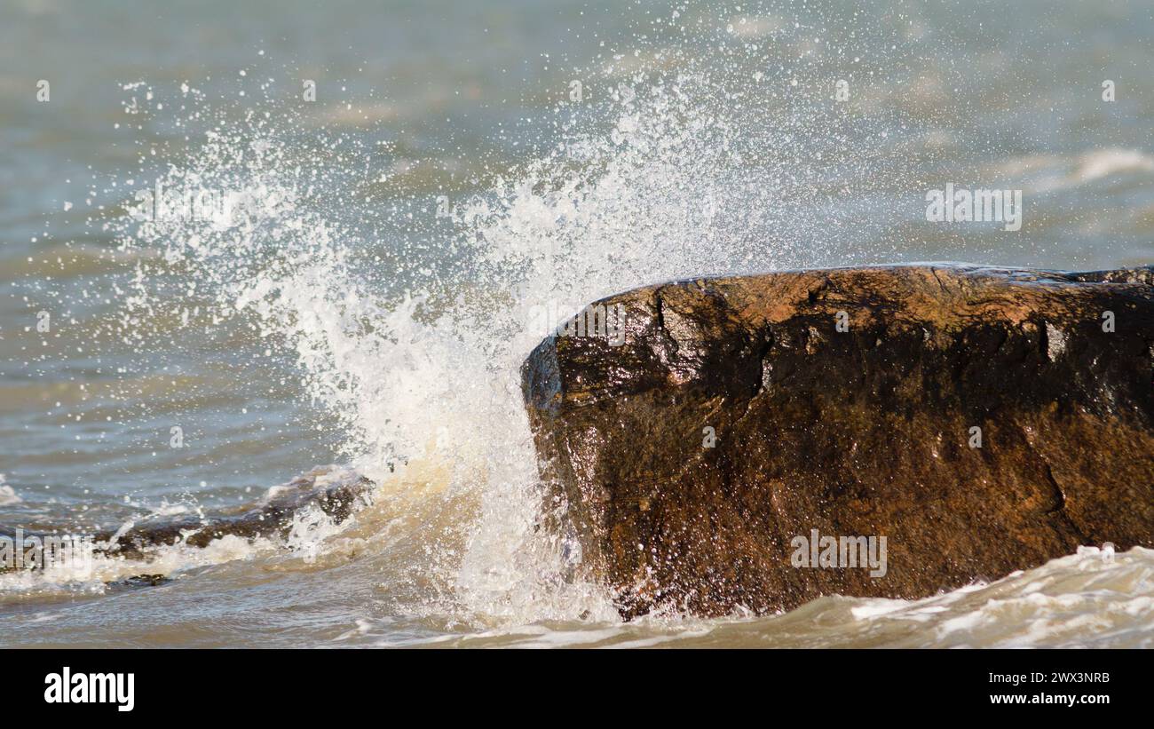 Water against rock hi-res stock photography and images - Alamy