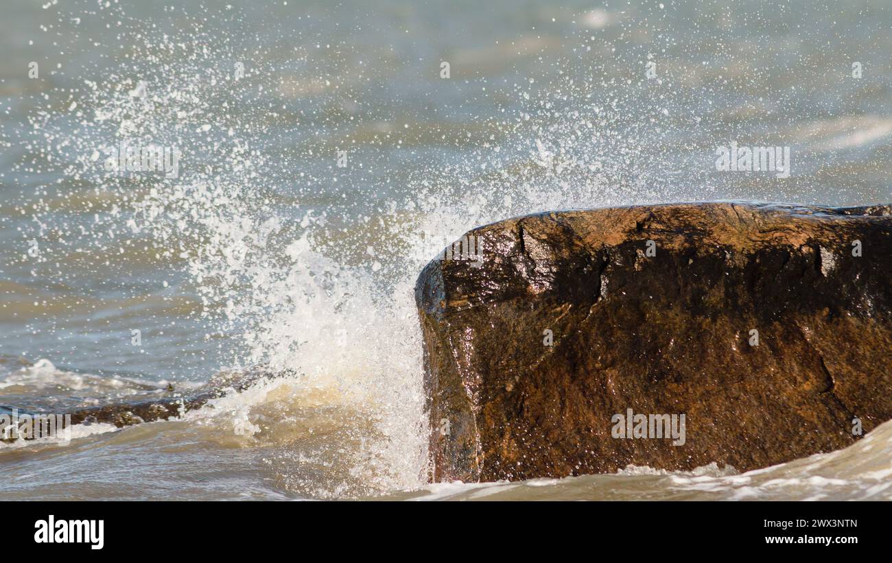 Water against rock hi-res stock photography and images - Alamy