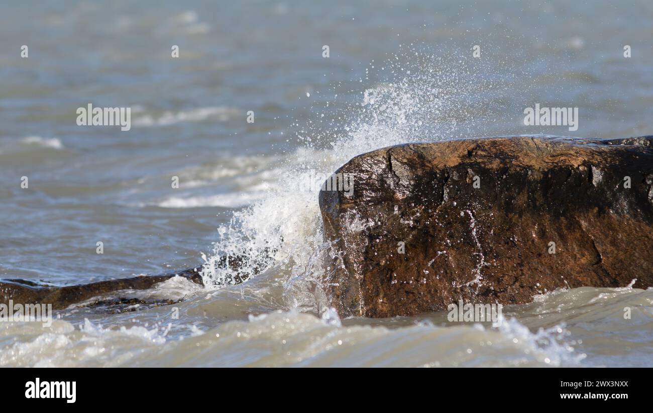 Water against rock hi-res stock photography and images - Alamy