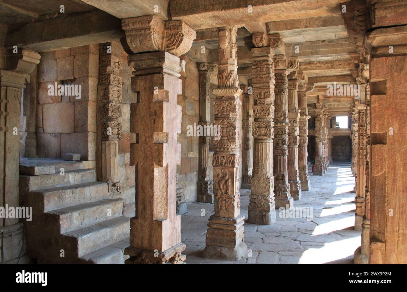 Ancient colonnade inside the Qutub Minar complex, Delhi, India Stock ...