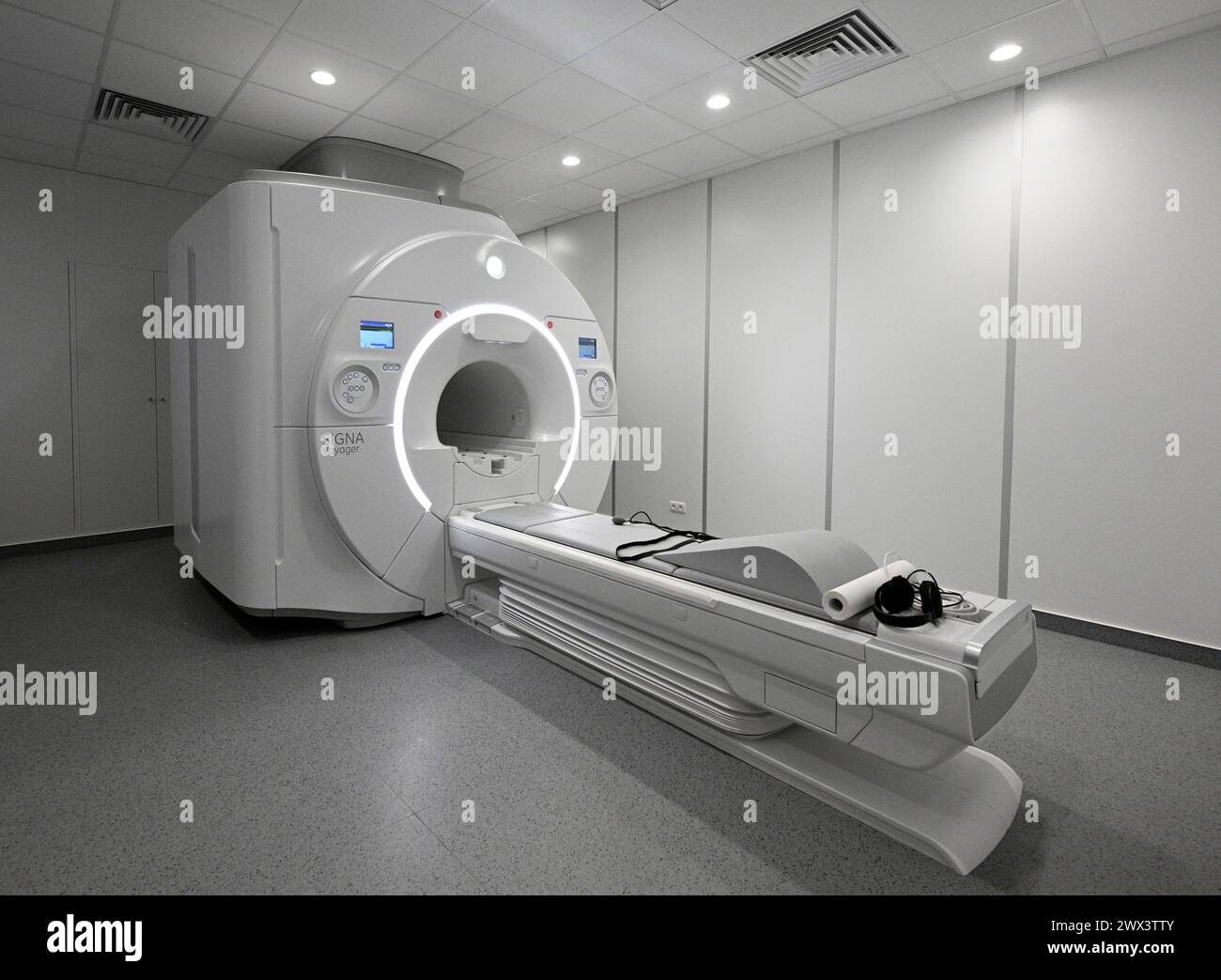 Body mri machines hi-res stock photography and images - Alamy
