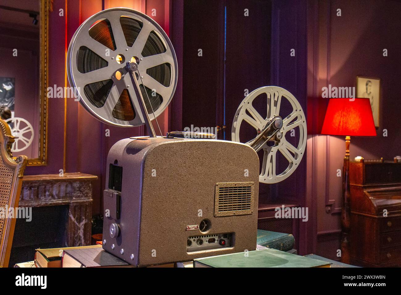 Vintage 8mm film overlay dust hi-res stock photography and images - Alamy