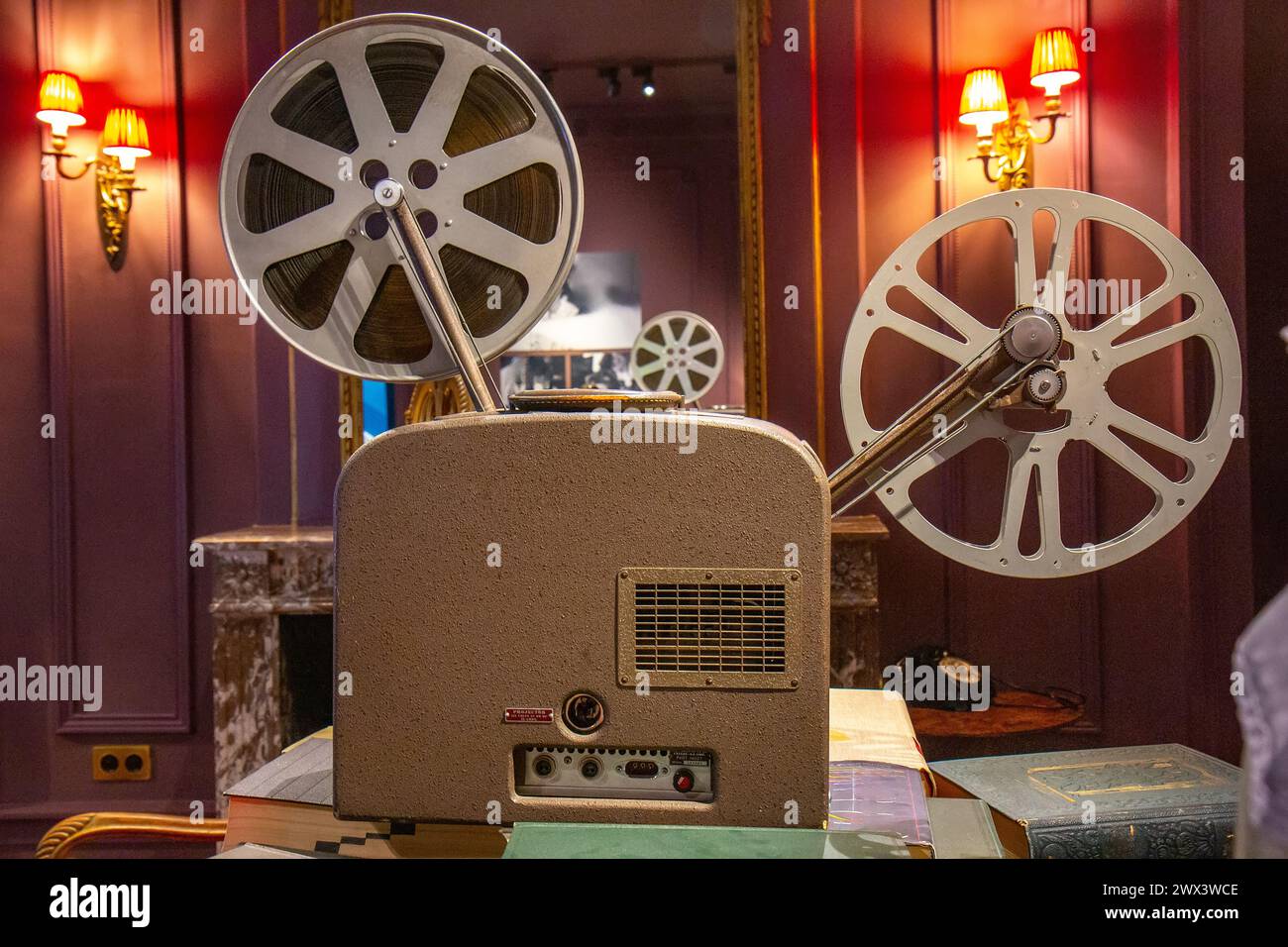 Projector blank screen vintage hi-res stock photography and images - Alamy