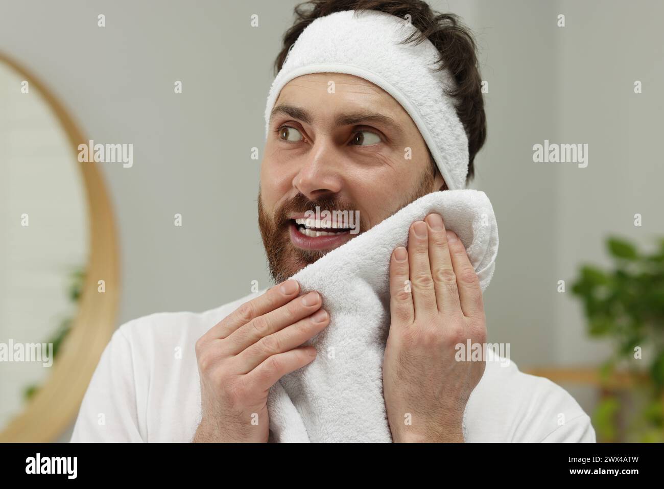 Man wiping face bath towel hi-res stock photography and images - Alamy