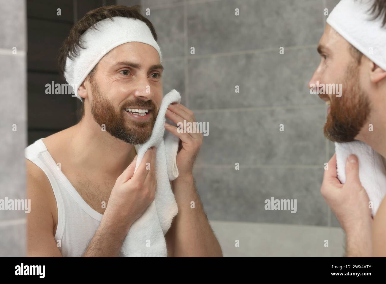 Man wiping face bath towel hi-res stock photography and images - Alamy