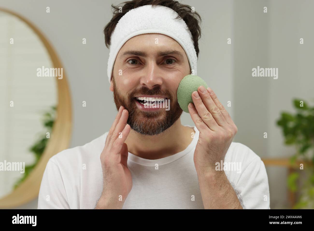 Man face clean sponge hi-res stock photography and images - Alamy