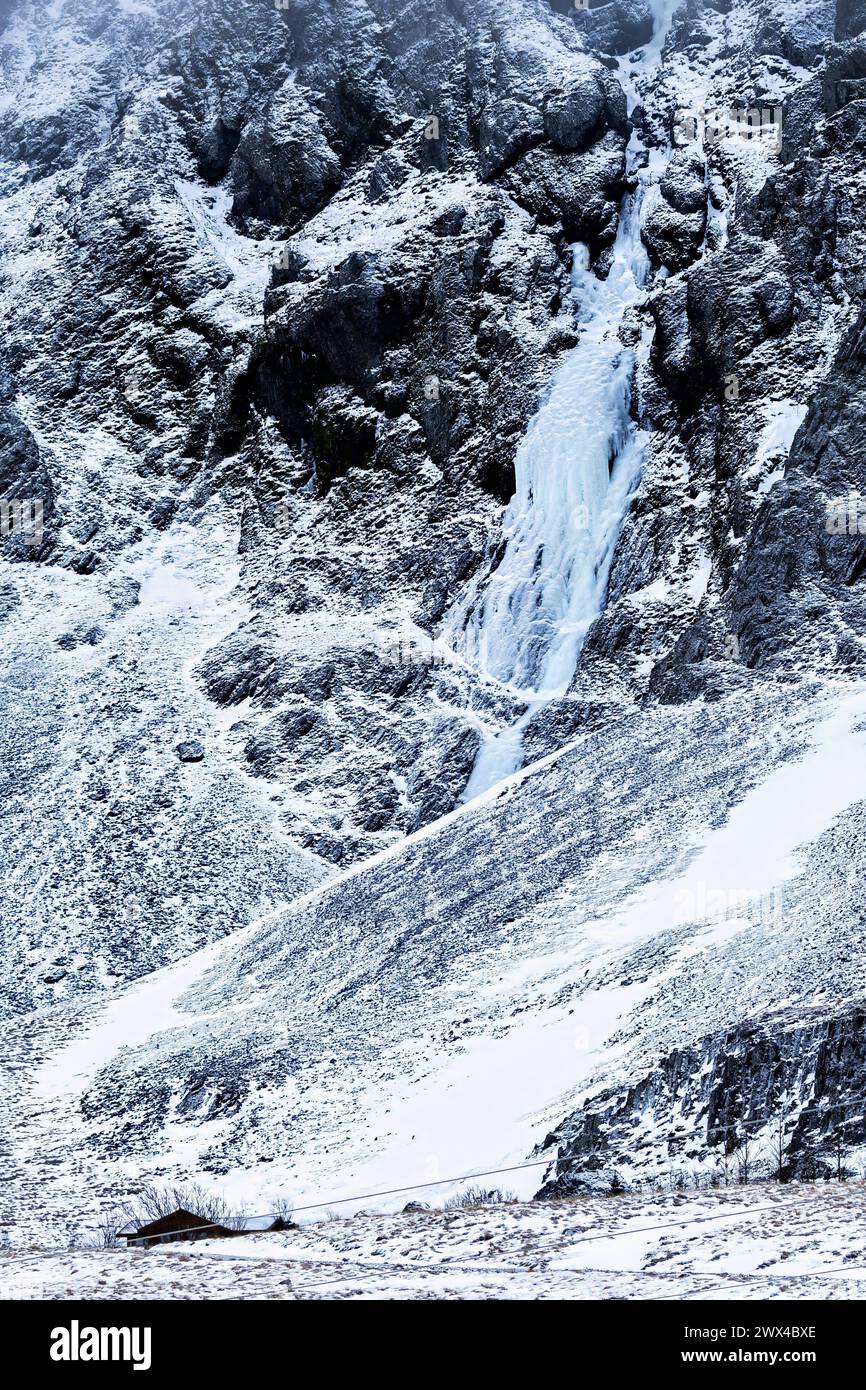 Frozen waterfall in iceland hi-res stock photography and images - Alamy