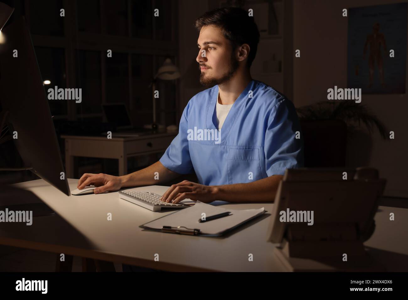Night shift working hospital hi-res stock photography and images - Alamy