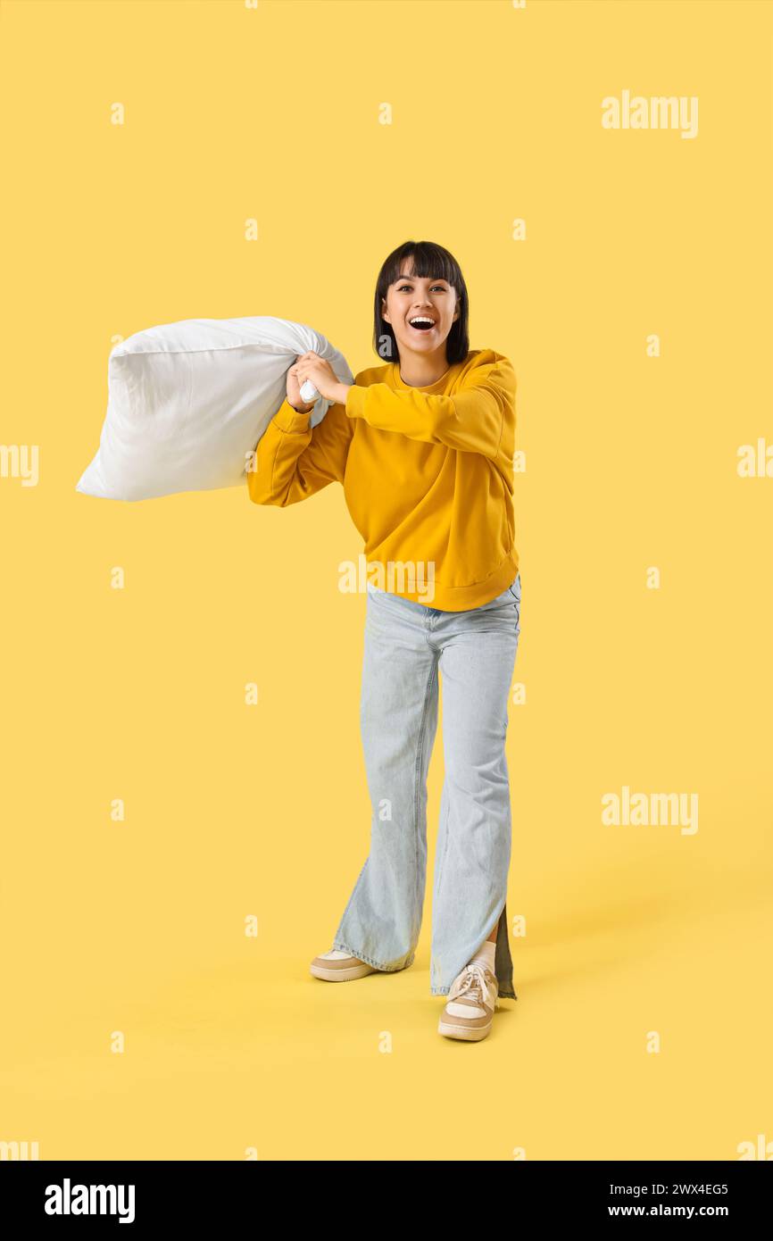 Throwing pillow hi-res stock photography and images - Alamy