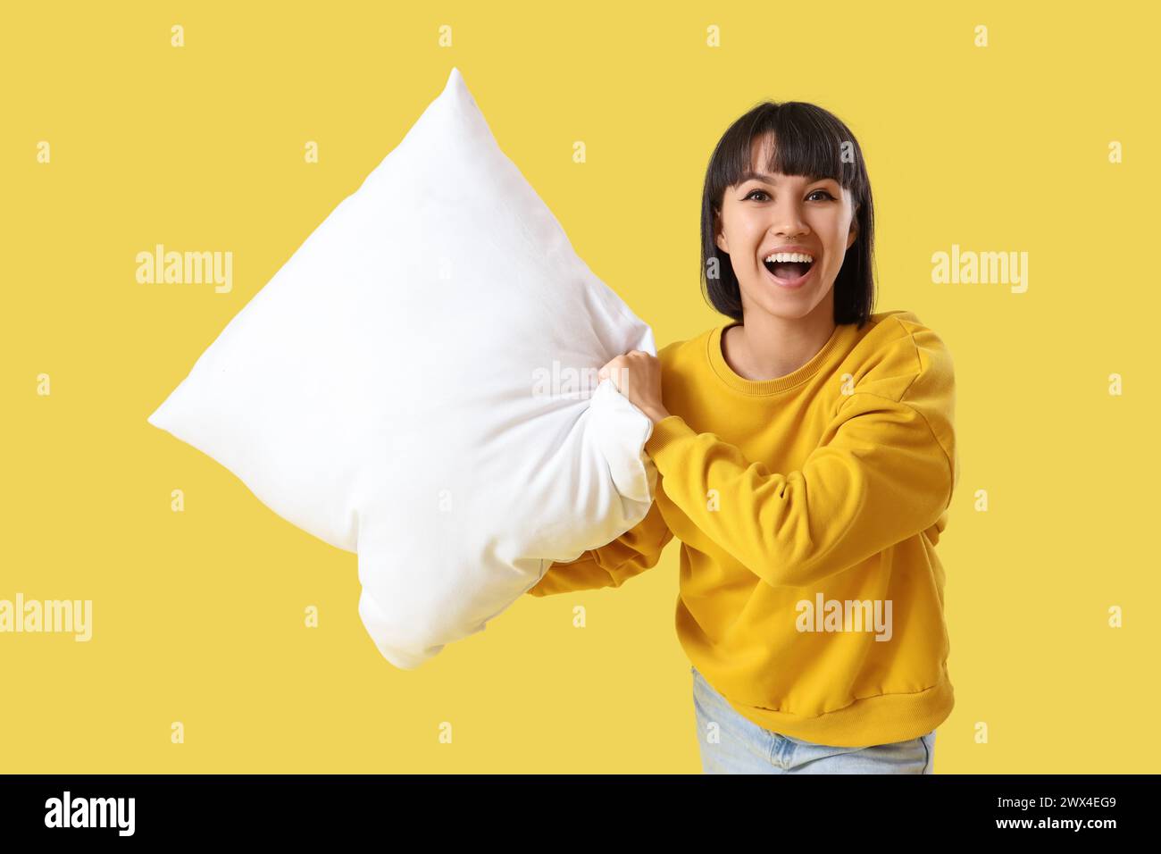 Throwing pillow hi-res stock photography and images - Alamy
