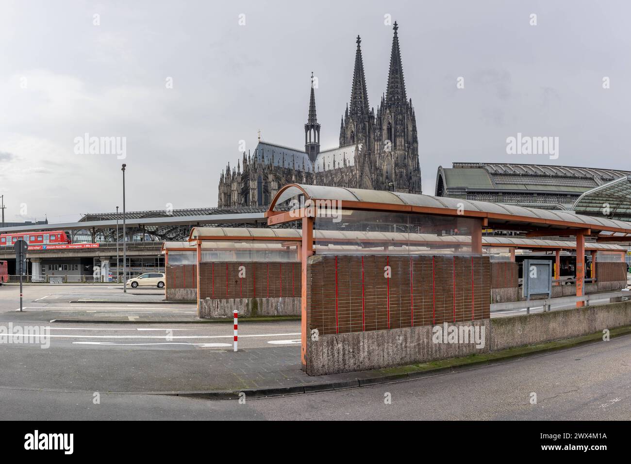 Der Koelner Dom hinter dem Hauptbahnhof und Busbahnhof. 22.03.2024 ...