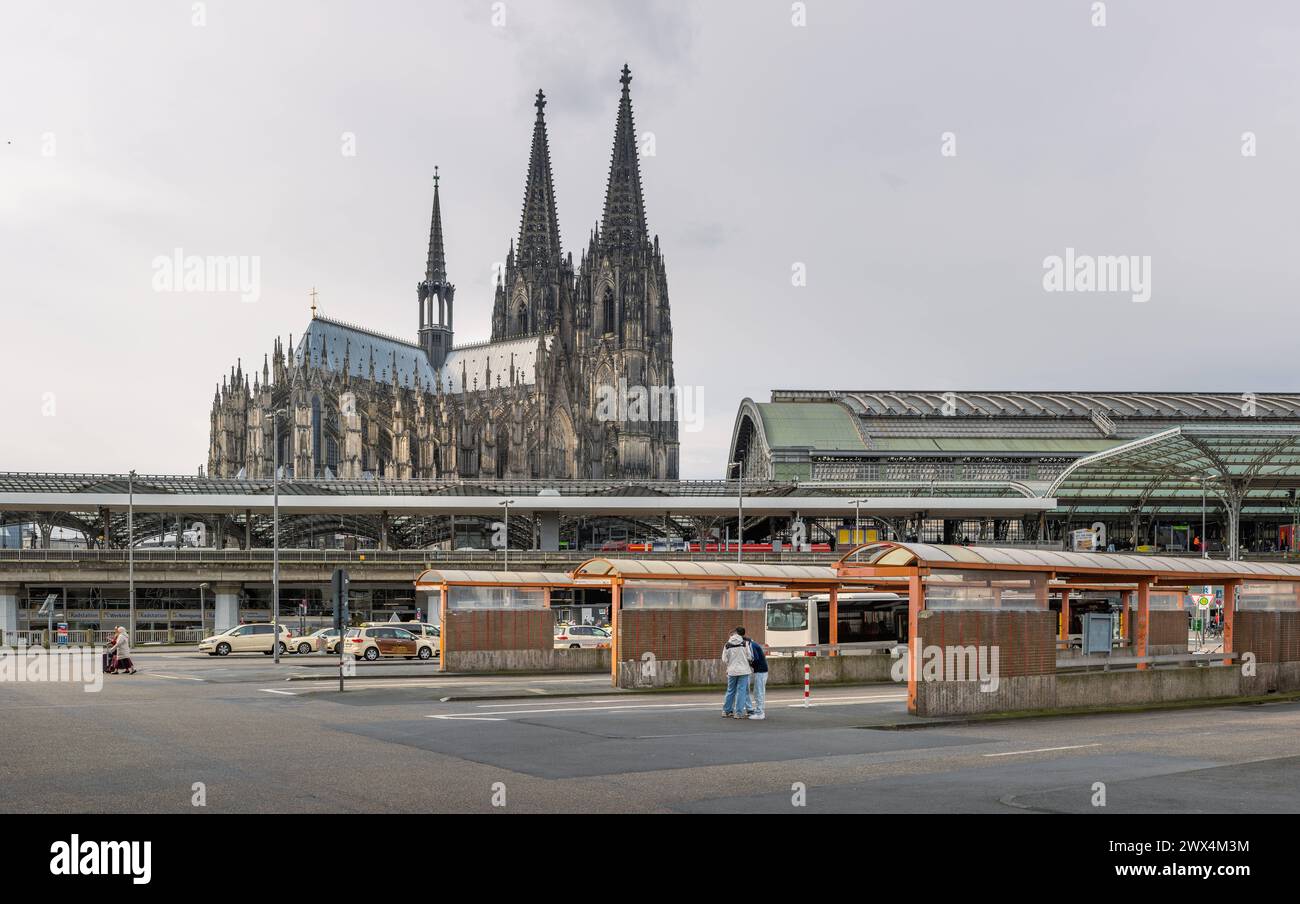 Der Koelner Dom hinter dem Hauptbahnhof und Busbahnhof. 22.03.2024 ...