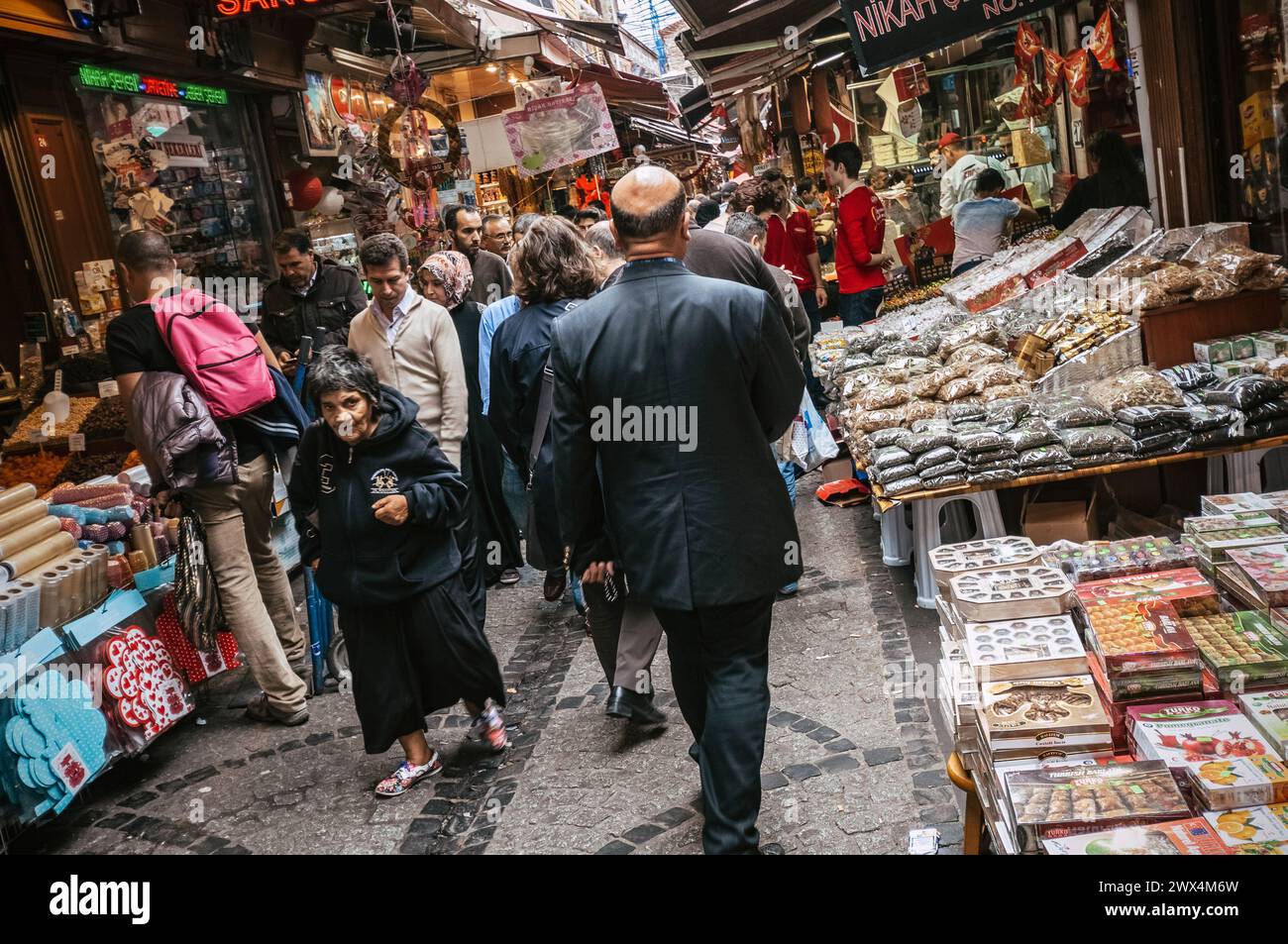 Istanbul grand bazaar woman hi-res stock photography and images - Alamy