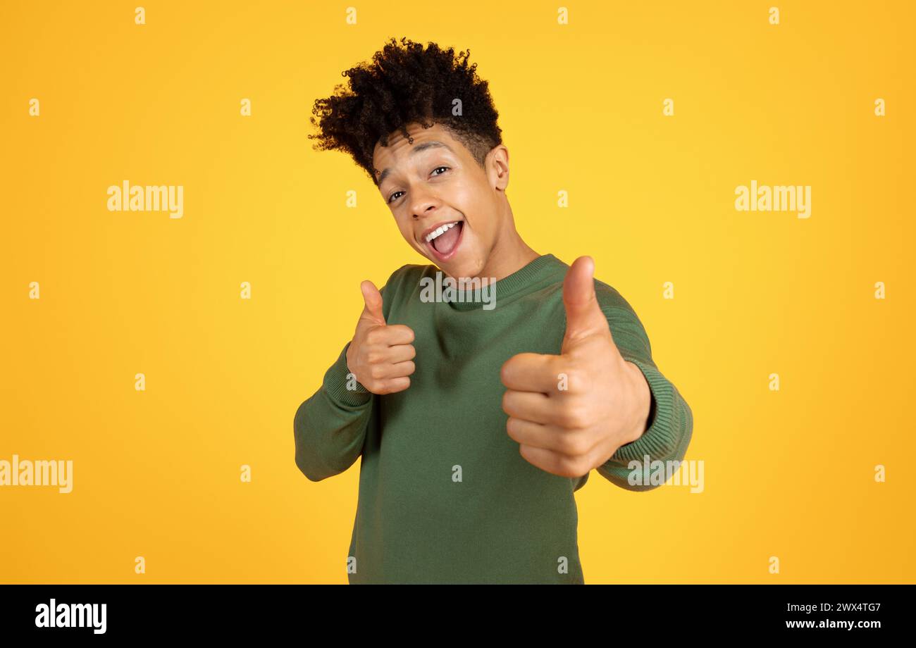 Guy gesturing thumbs up hi-res stock photography and images - Alamy