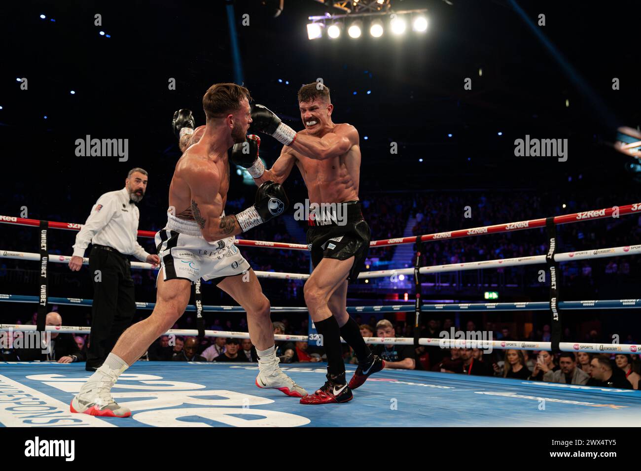 British title fight hi-res stock photography and images - Alamy