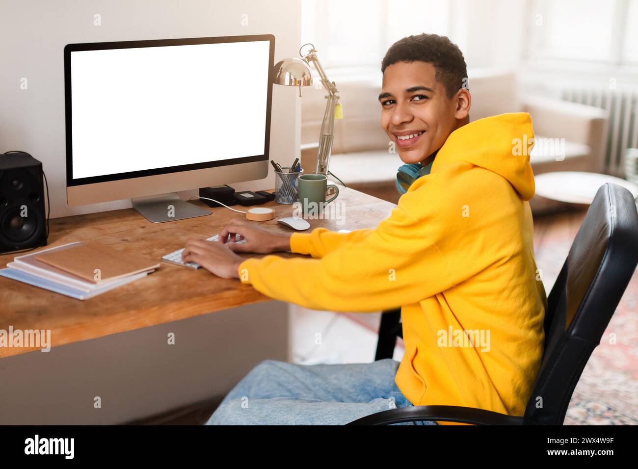 Computer workstation with teen hi-res stock photography and images - Alamy