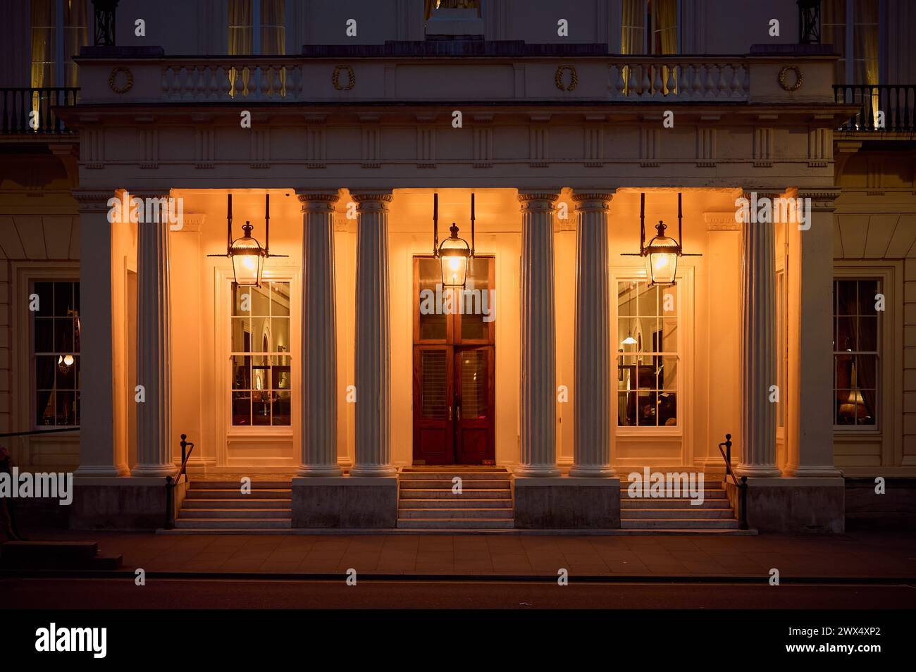 19 mar 2024 - Londonuk: Nighttime view of entrance to illuminated ...