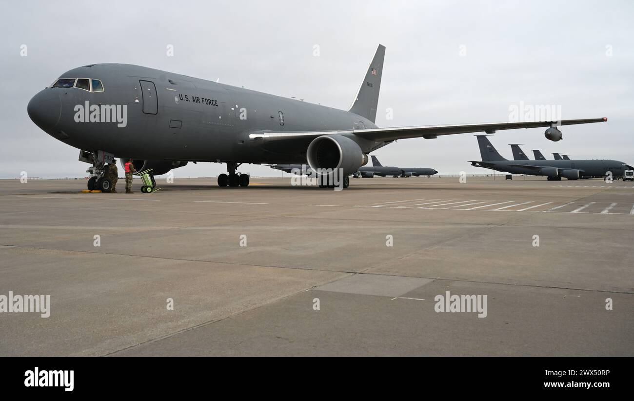 Wing aerial refueling pods hi-res stock photography and images - Alamy