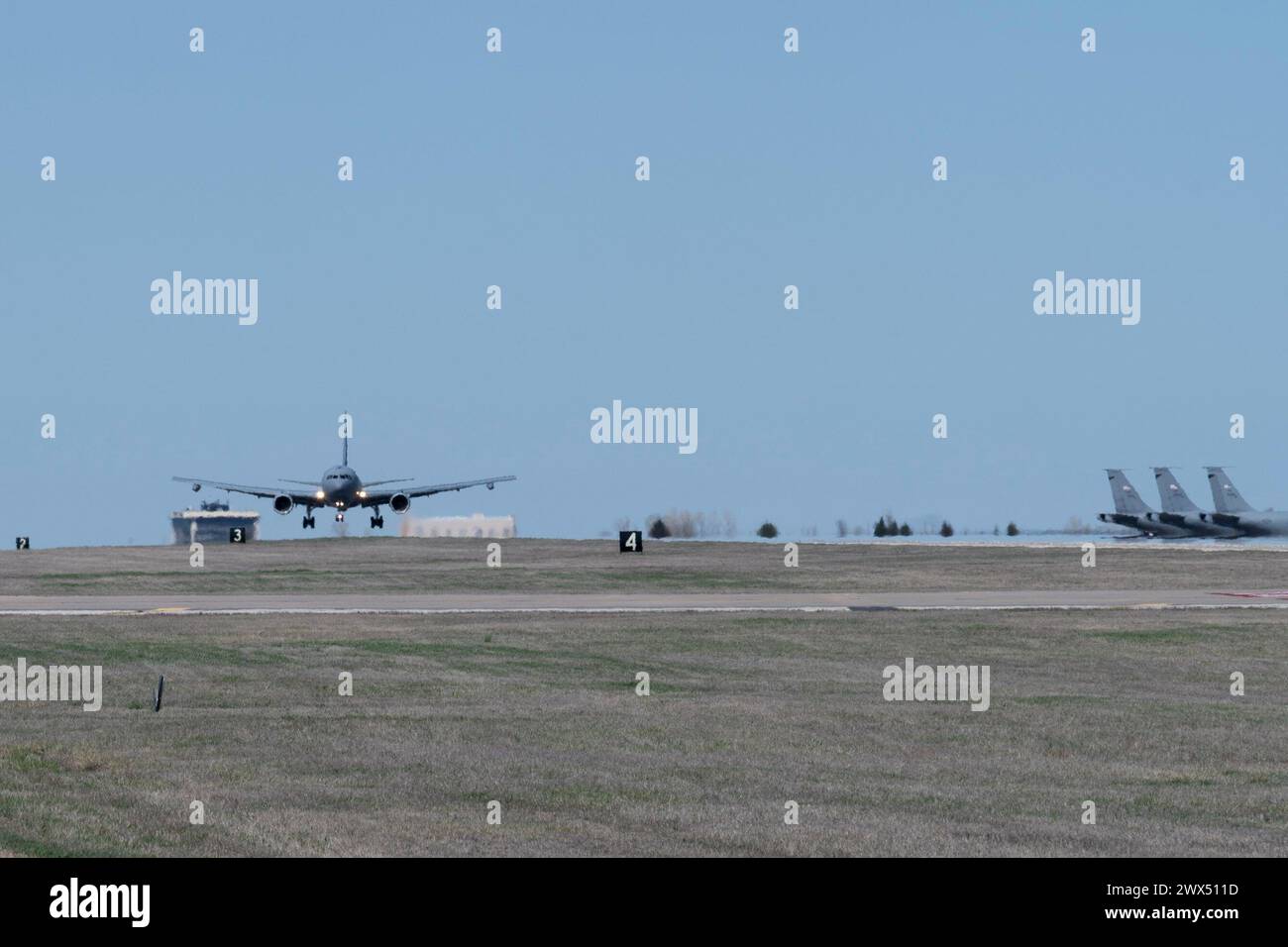 Wing aerial refueling pod hi-res stock photography and images - Alamy