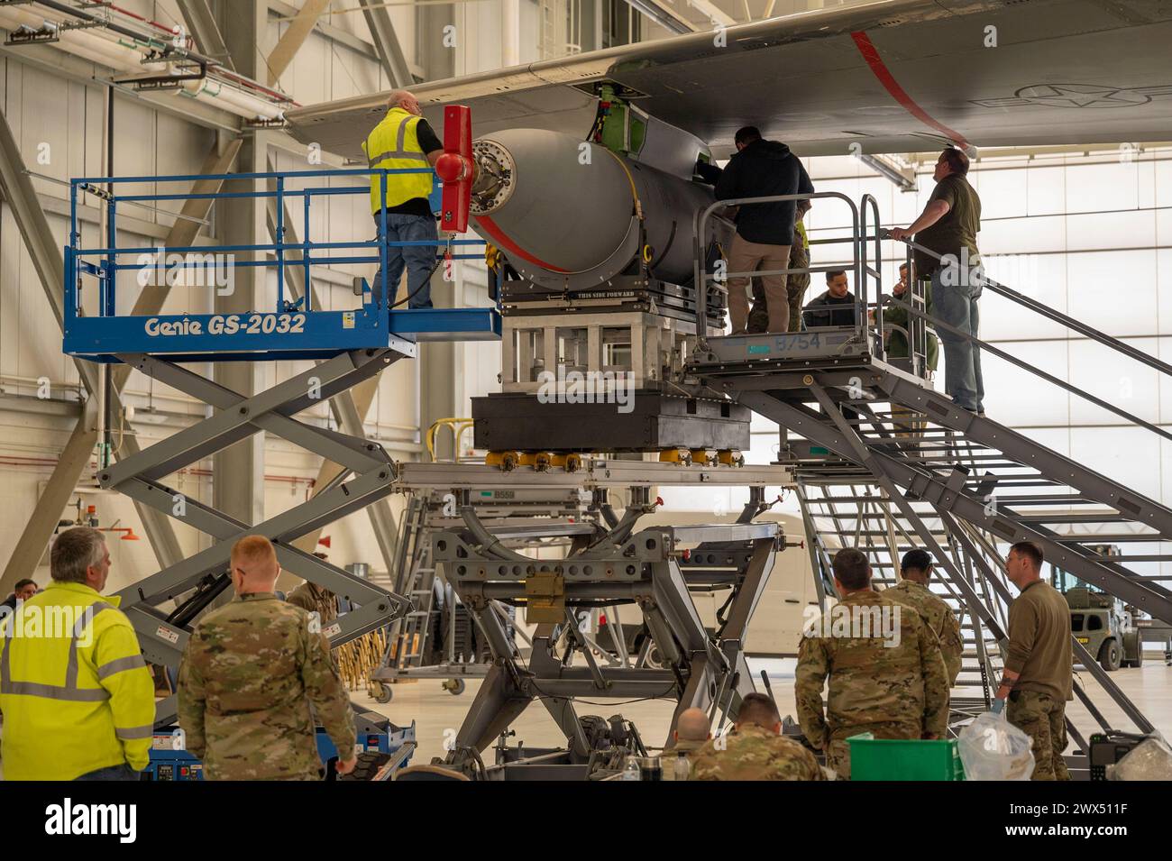 Wing aerial refueling pod hi-res stock photography and images - Alamy