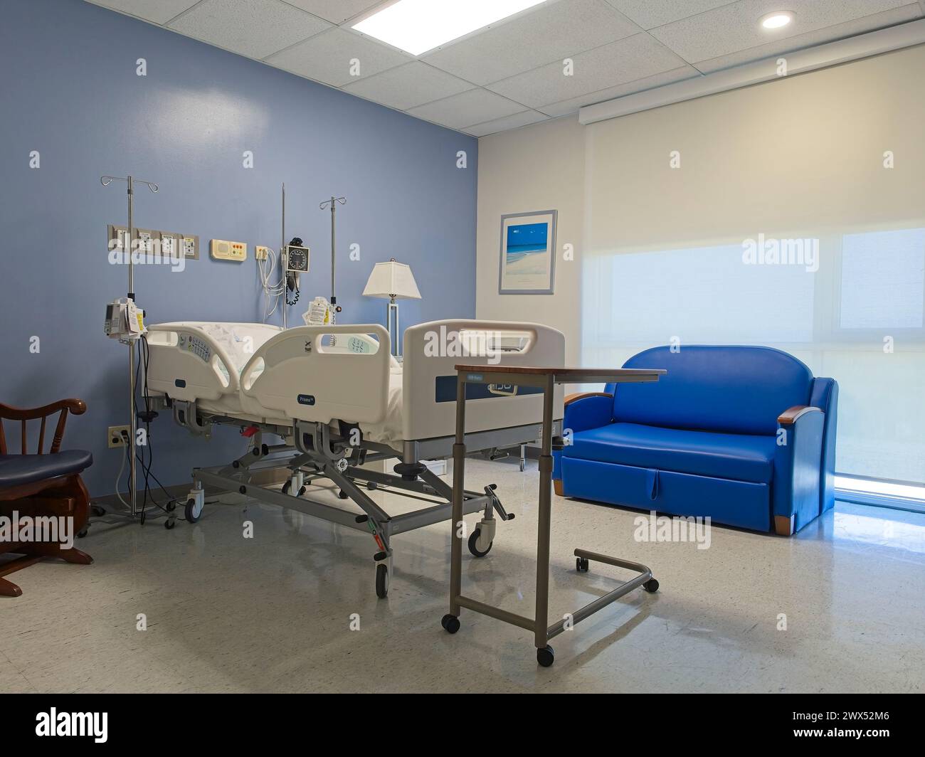 Inside view of empty hospital room Stock Photo - Alamy