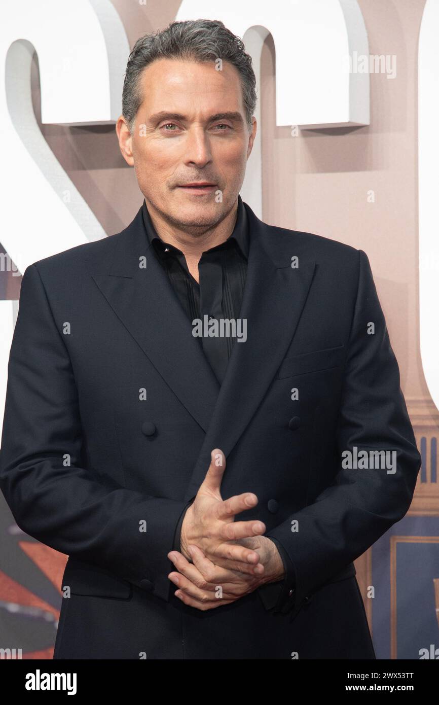 Netflix scoop hi-res stock photography and images - Alamy