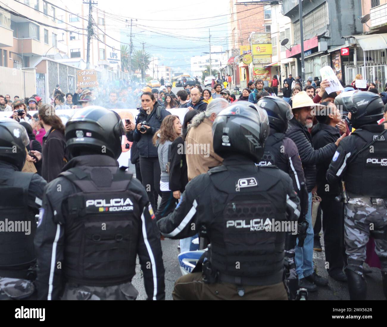PROTESTAS-ANTIMINERAS-MIN-AMBIENTE Quito, miÃ rcoles 27 de marzo del ...