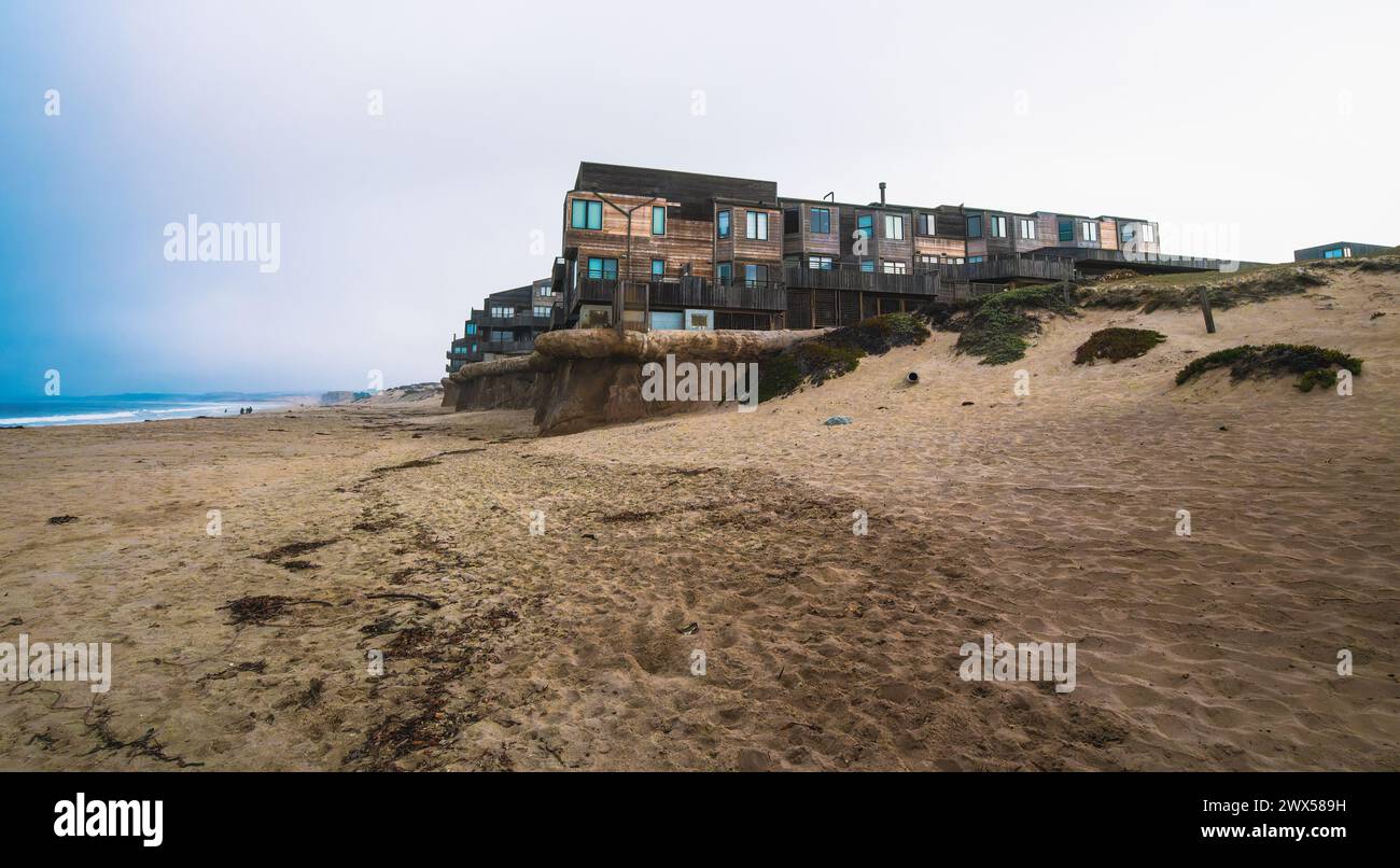 Beautiful apartment complex california hi-res stock photography and ...