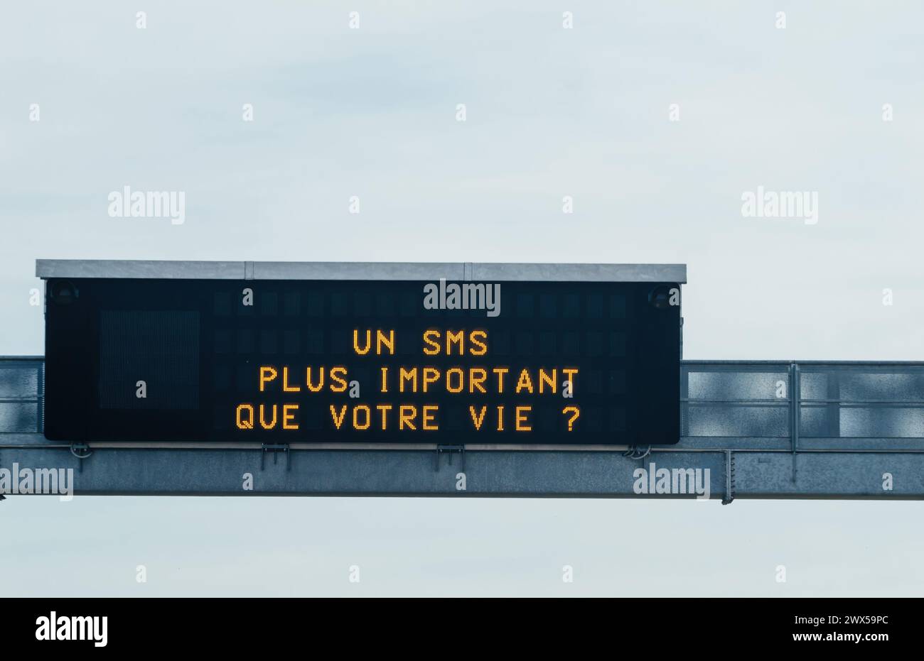 Sign on a bridge warns; An SMS more important than your life in French ...