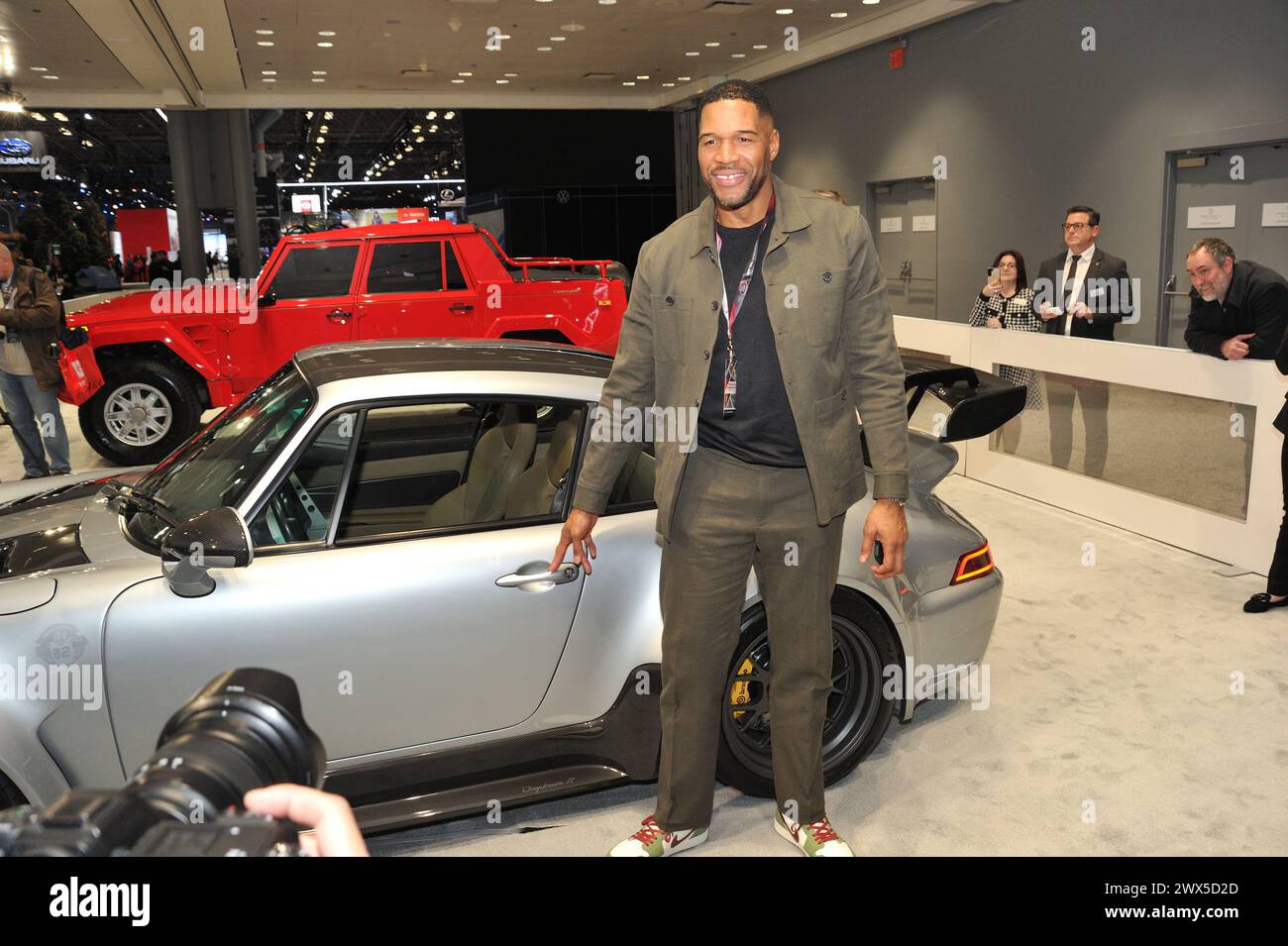 New York, USA. 27th Mar, 2024. Michael Strahan checks out his 2024 ...