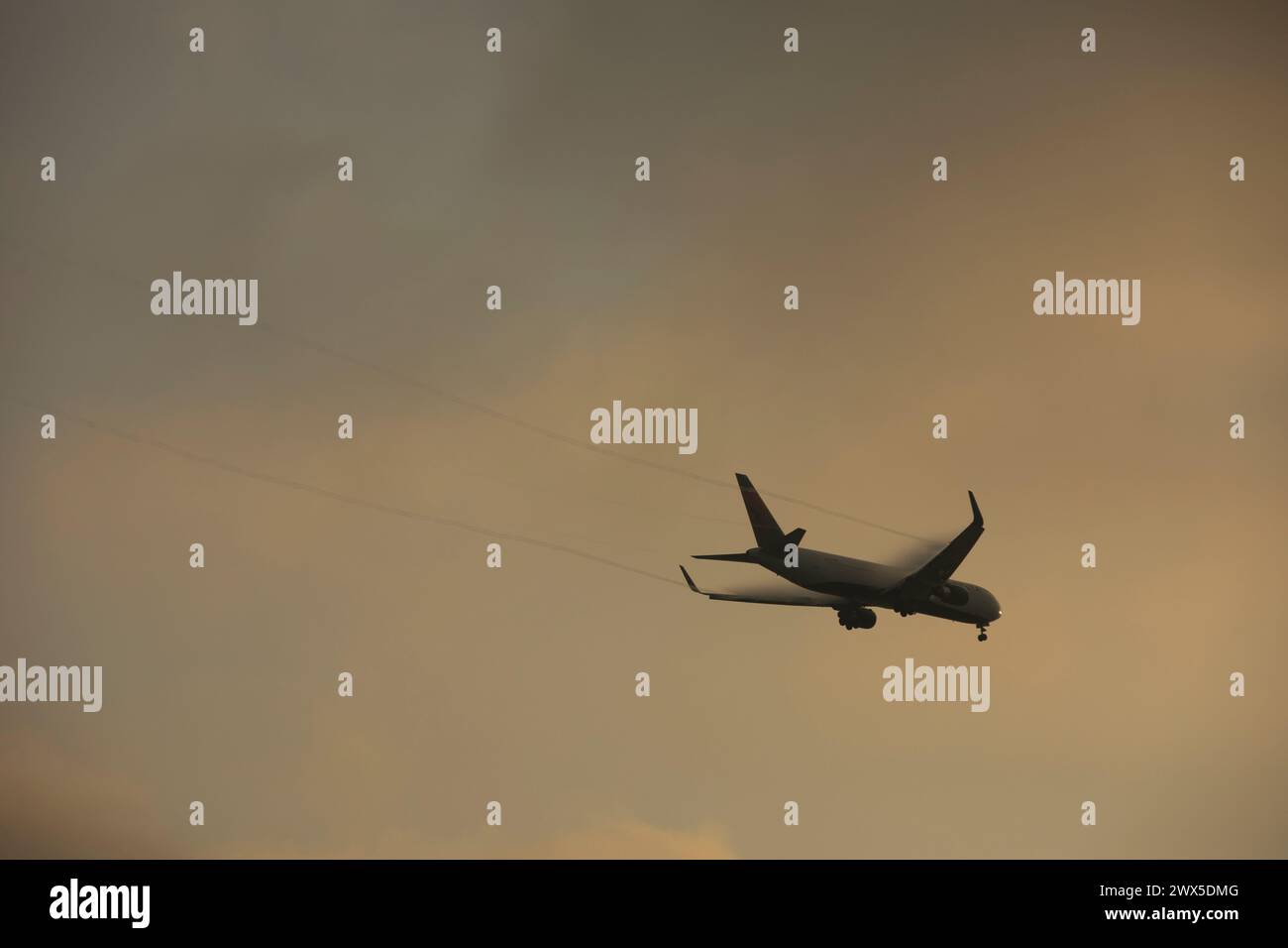 Inglewood, California, USA - October 7, 2022: A Delta plane makes a ...