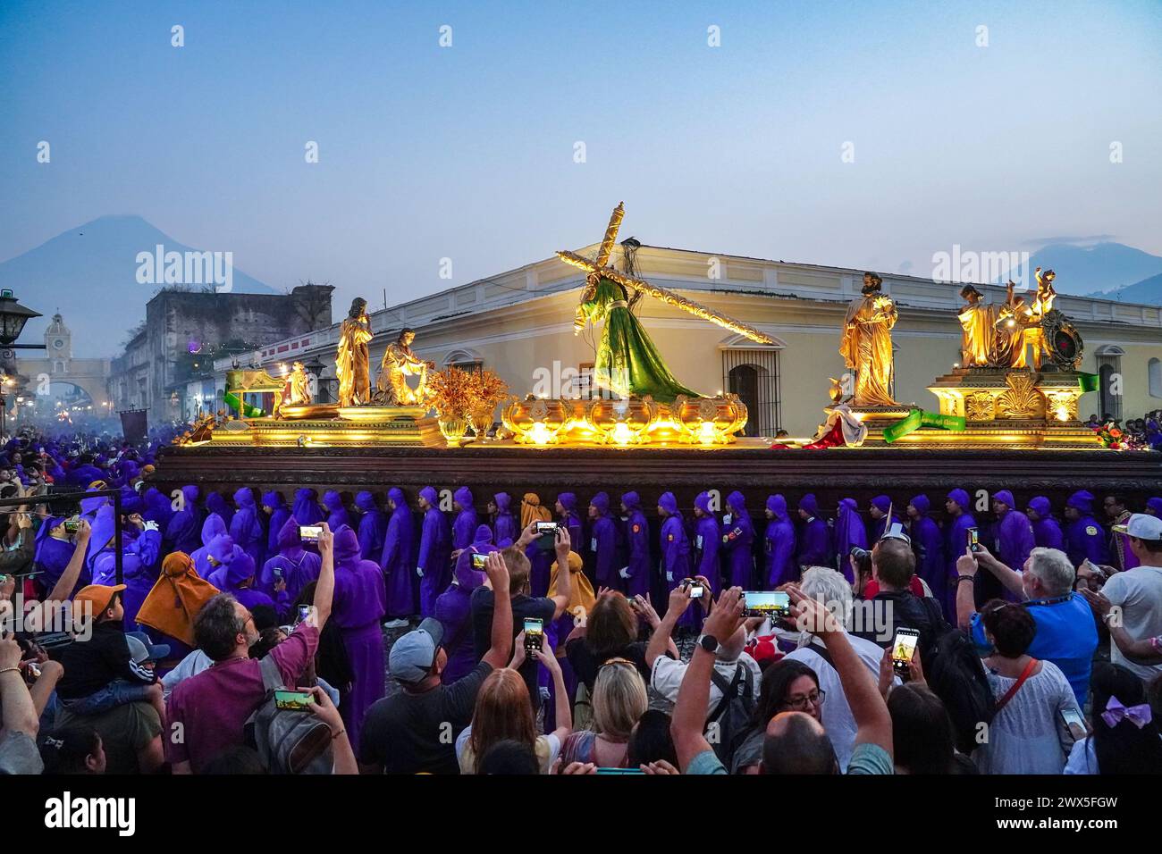 Antigua, Guatemala. 27 March, 2024. Costaleros carry the massive Jesús ...