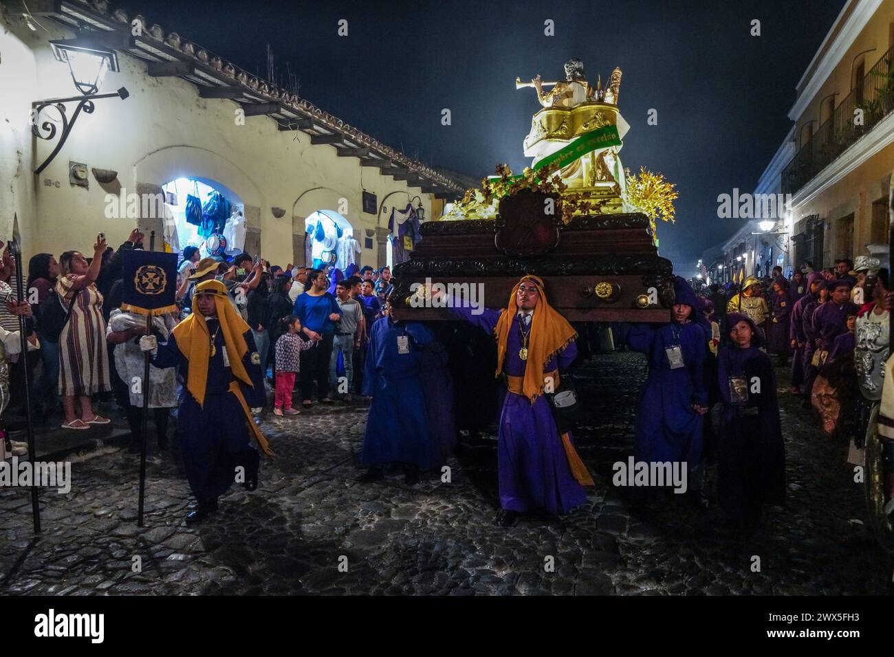 Antigua, Guatemala. 27th Mar, 2024. Costaleros carry the massive Jesús ...