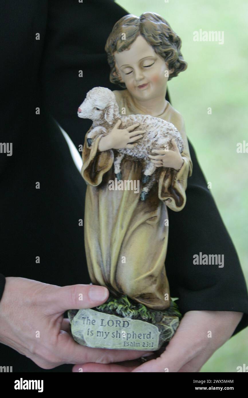 Family crying funeral couple hi-res stock photography and images - Alamy