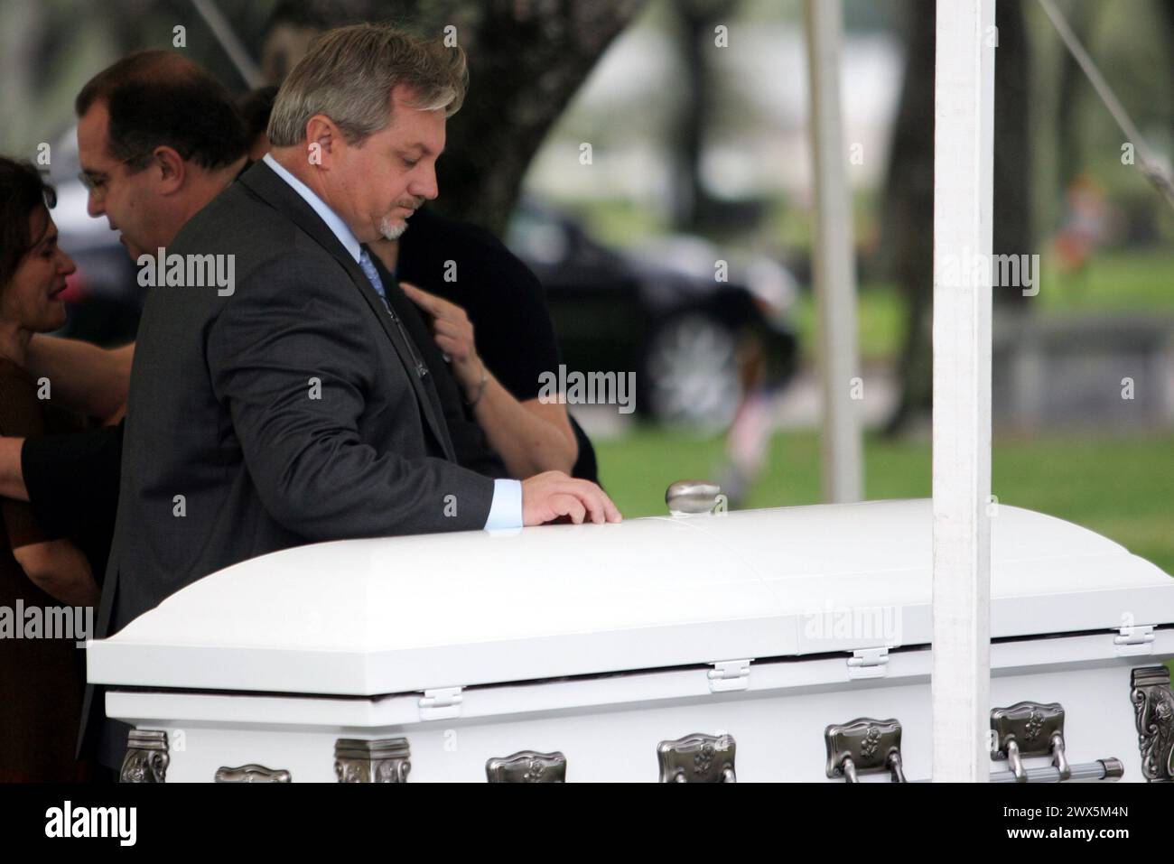 Family crying funeral couple hi-res stock photography and images - Alamy