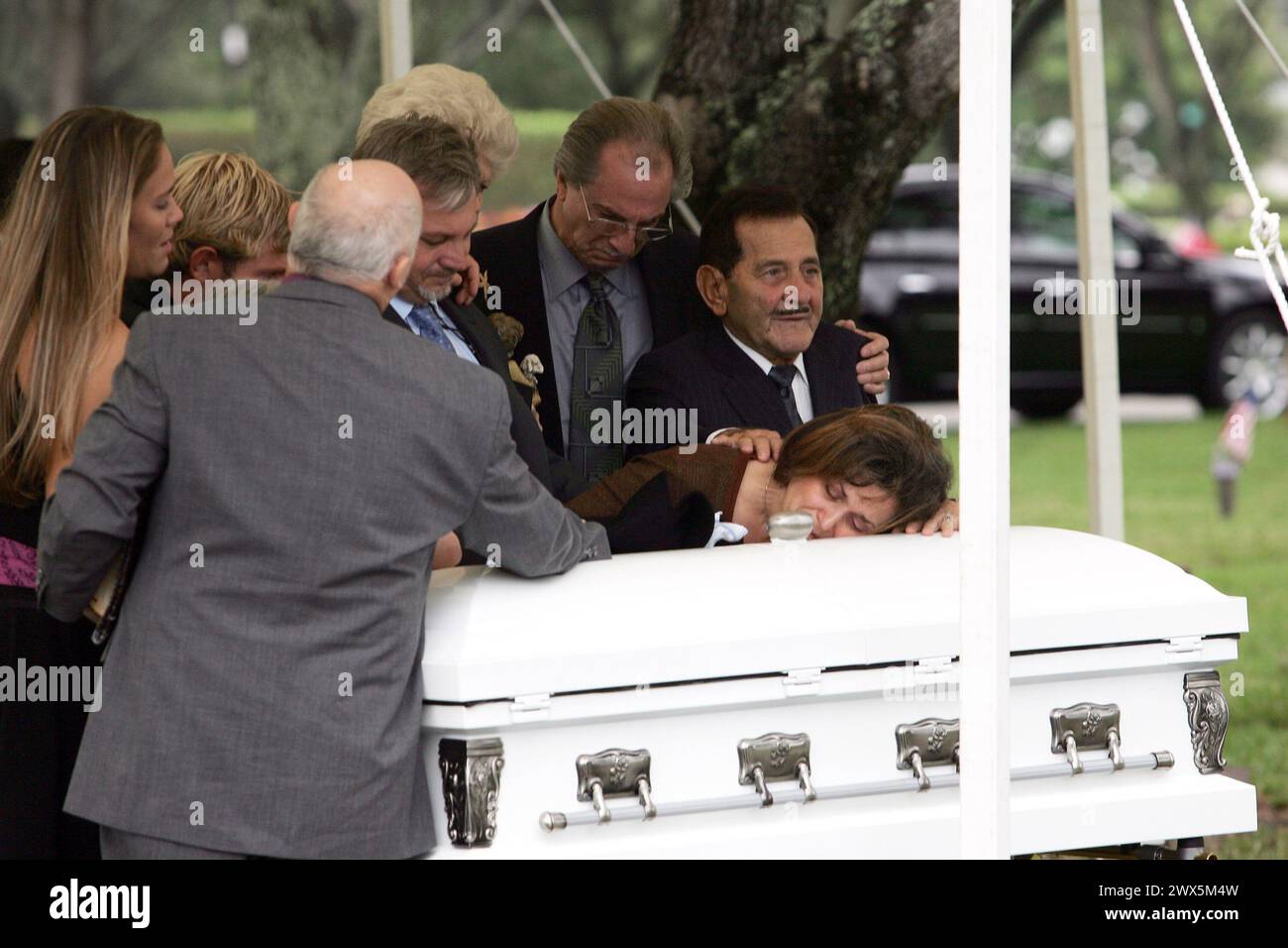 Family crying funeral couple hi-res stock photography and images - Alamy