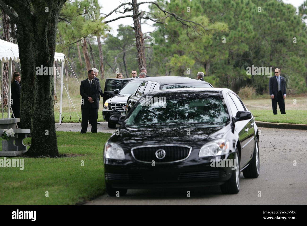 Family crying funeral couple hi-res stock photography and images - Alamy