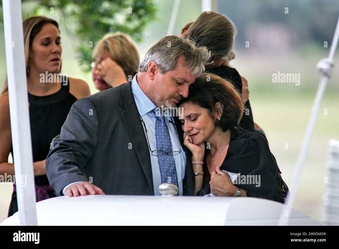 Family crying funeral couple hi-res stock photography and images - Alamy